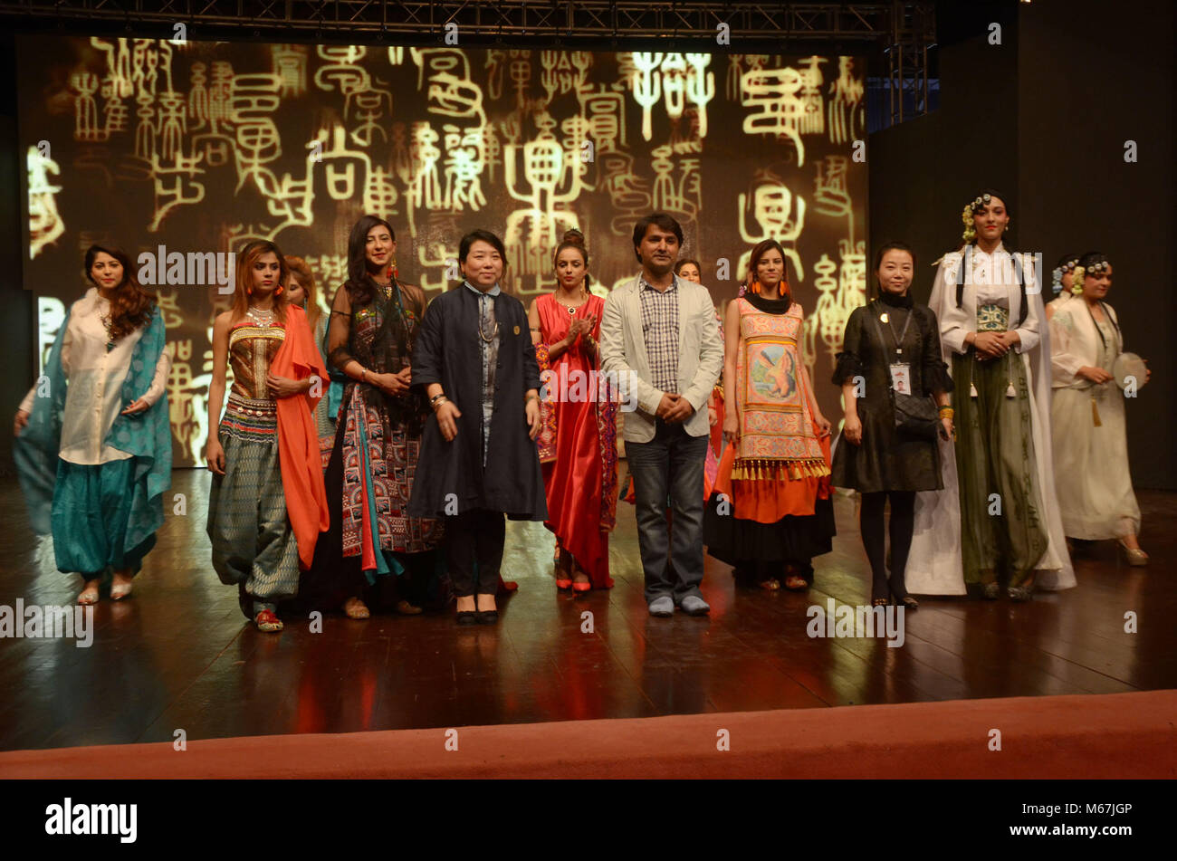 Lahore, Pakistan. 01st Mar, 2018. Pakistani and Chinese models perform ...