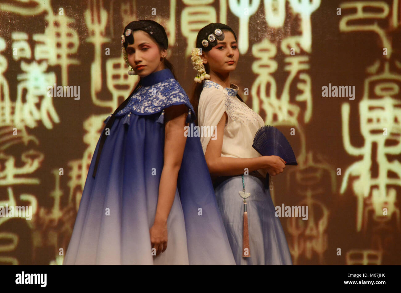 Lahore, Pakistan. 01st Mar, 2018. Pakistani and Chinese models perform ...