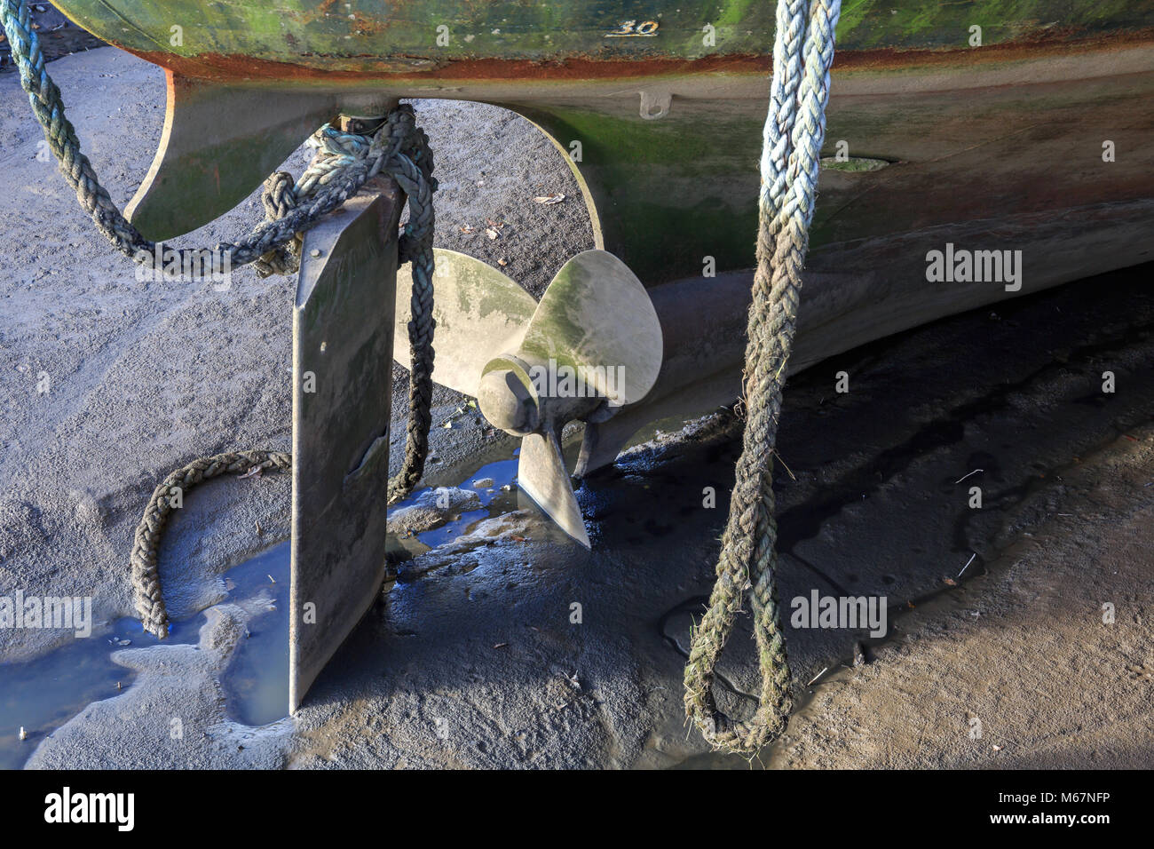 Abandoned boat's rudder and propeller Stock Photo - Alamy
