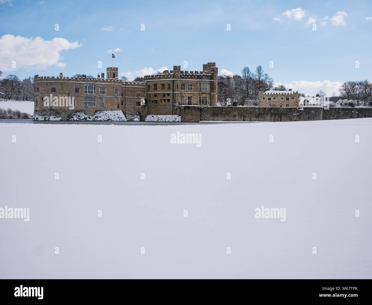 Snow scene at leeds castle hi-res stock photography and images - Alamy