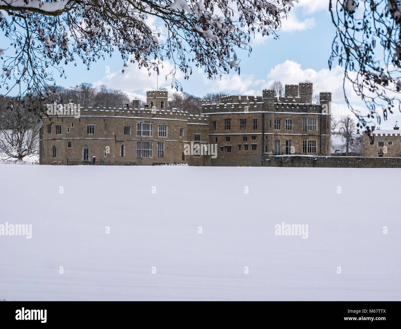 Snow at leeds castle hi-res stock photography and images - Alamy