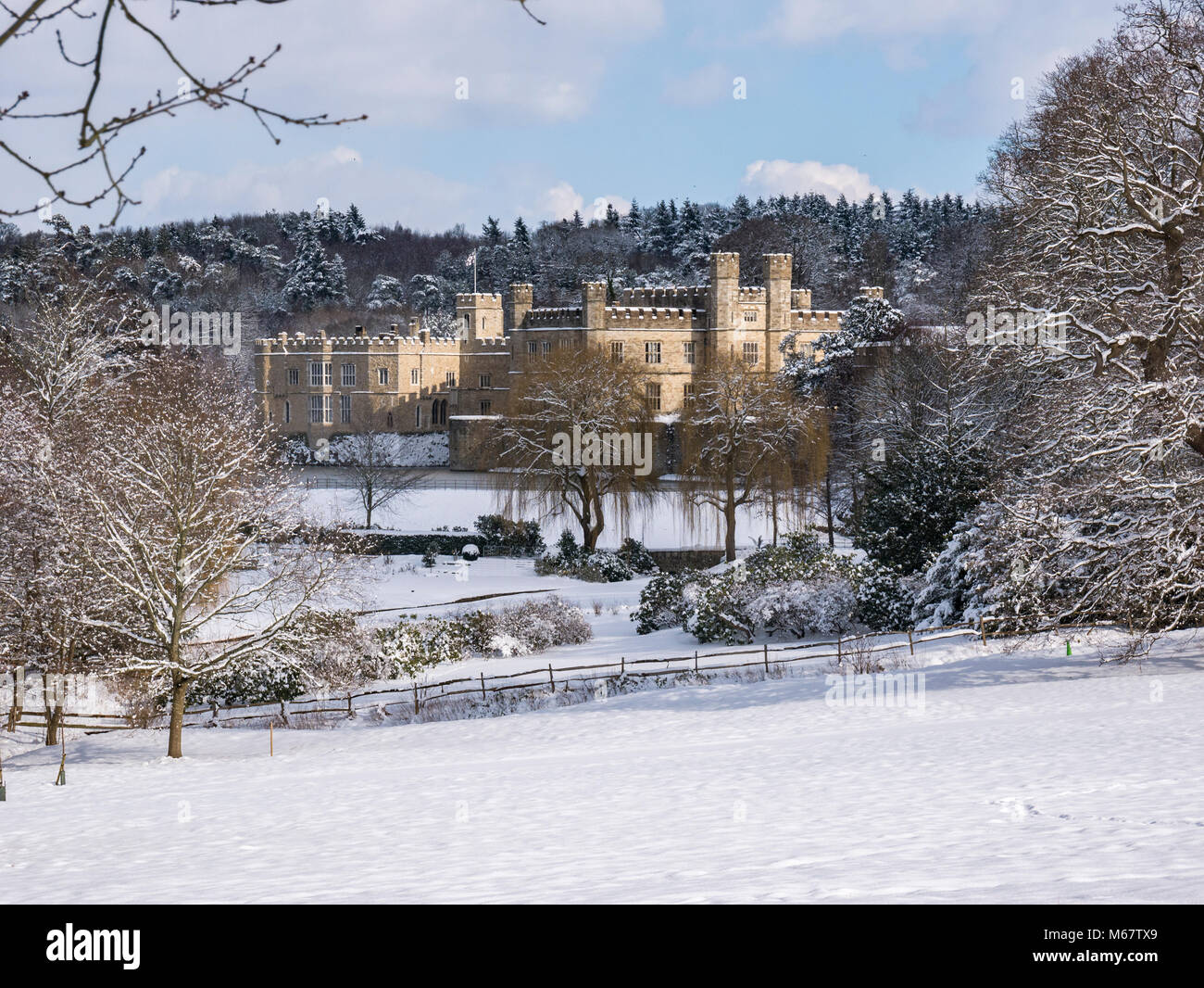 Snow scene at leeds castle hi-res stock photography and images - Alamy