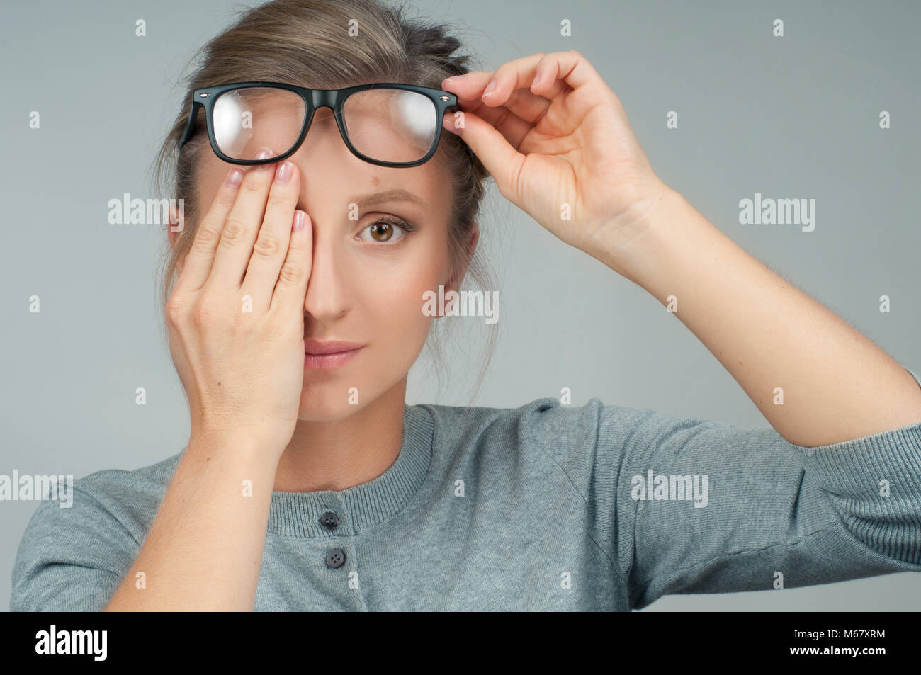 Patient doing an eye checkup. Woman closing her left eye Stock Photo ...