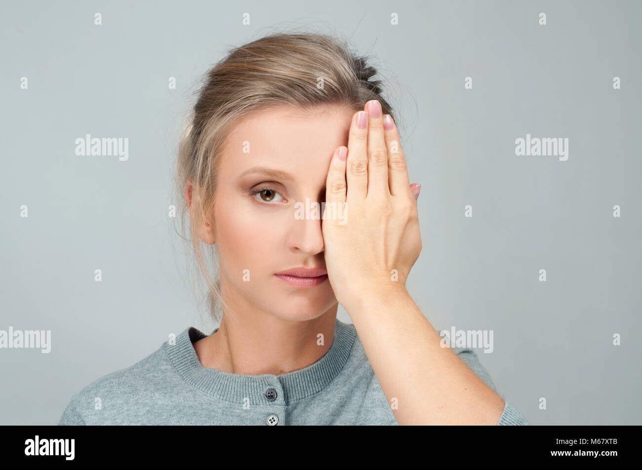 Patient doing an eye checkup. Woman closing her left eye Stock Photo ...