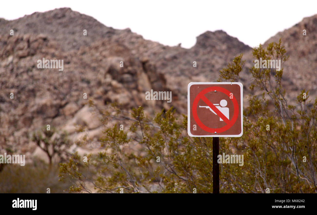 Shooting hunting prohibited sign hi-res stock photography and images ...