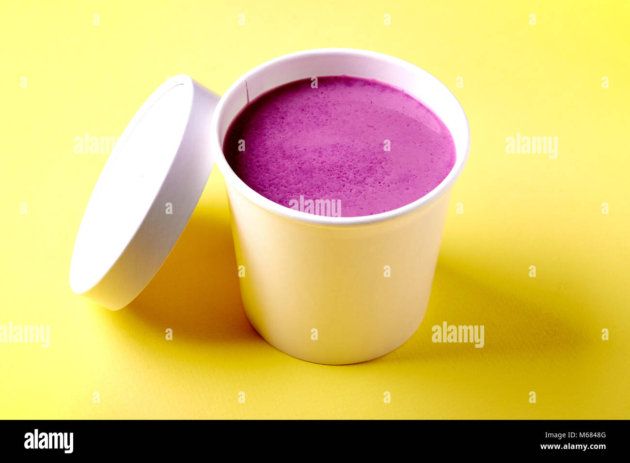 blended red cabbage soup in takeaway box Stock Photo - Alamy