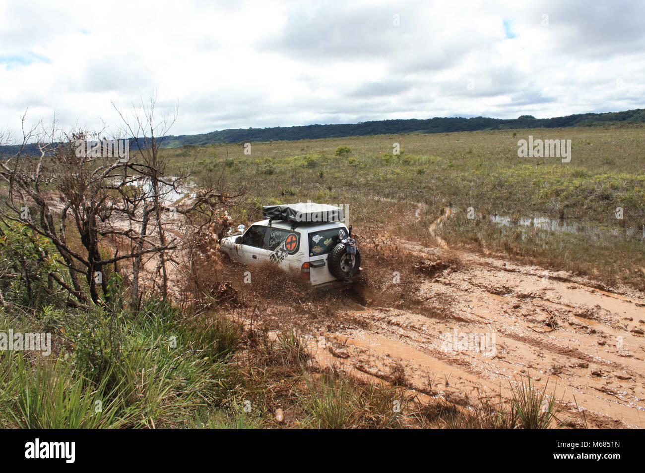 4x4 driving through mud Stock Photo - Alamy