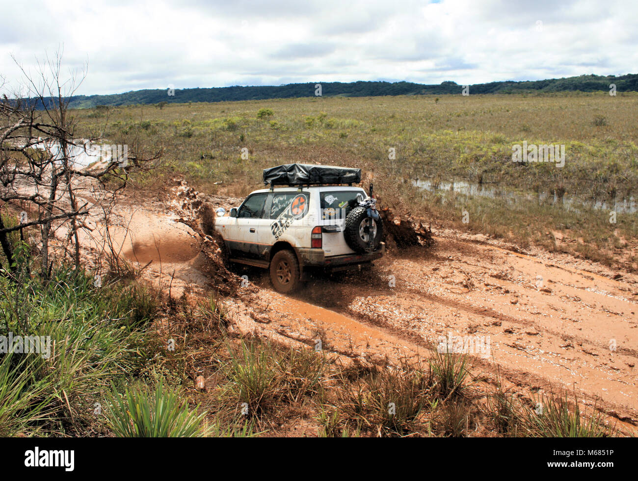 Driving through mud hi-res stock photography and images - Alamy