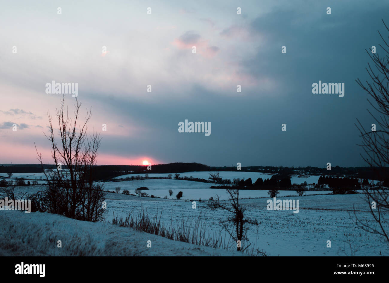 Sunset over snow covered fields and hills in south Lincolnshire Stock ...