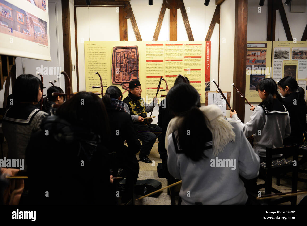 Erhu class in Nagasaki's chinatown Stock Photo - Alamy