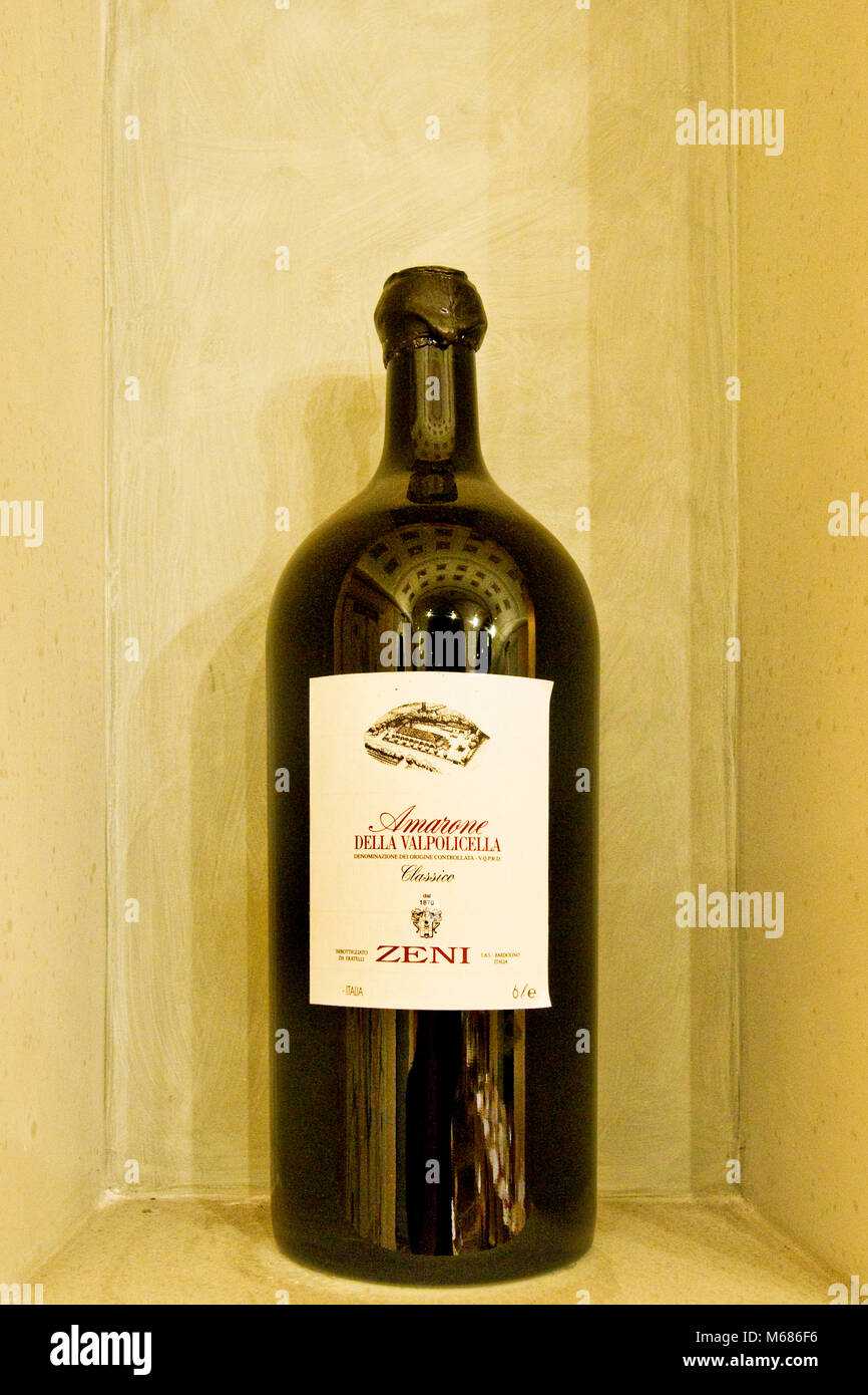 Italy wineries hi-res stock photography and images - Alamy