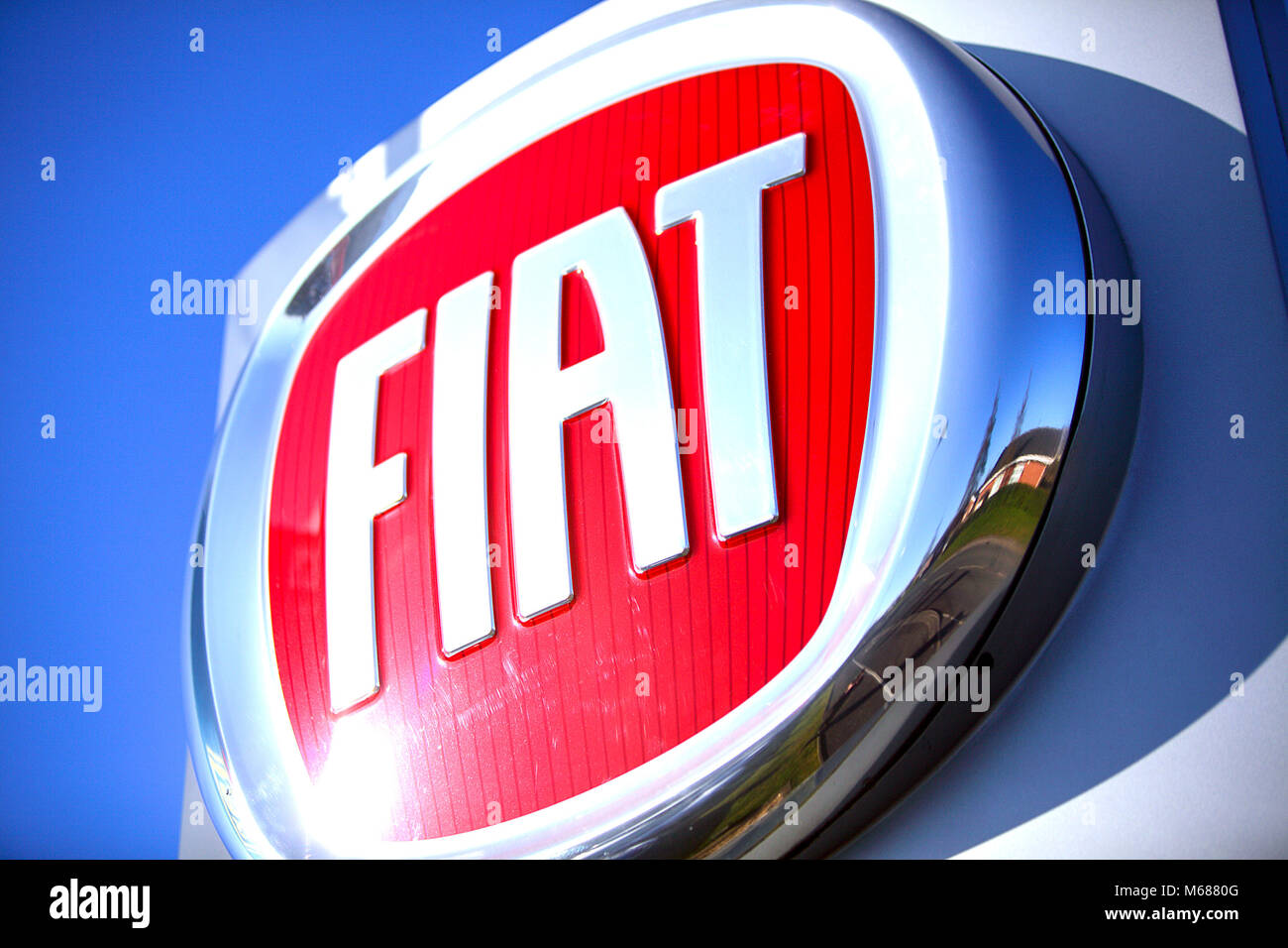Fiat logo blue hi-res stock photography and images - Alamy