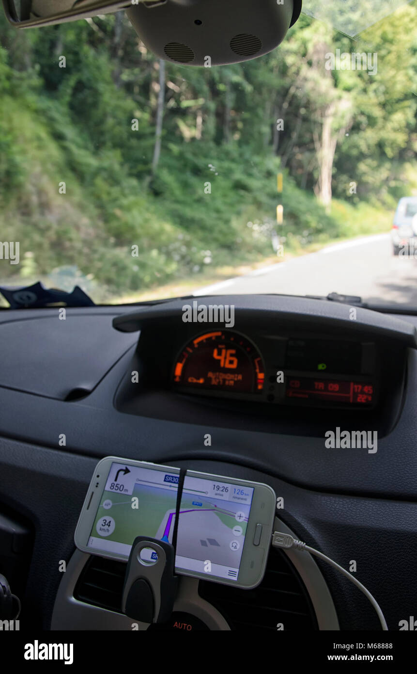 How To Use The Mobile Phone As A Sat Nav Stock Photo Alamy how-to-use-the-mobile-phone-as-a-sat-nav-stock-photo-alamy