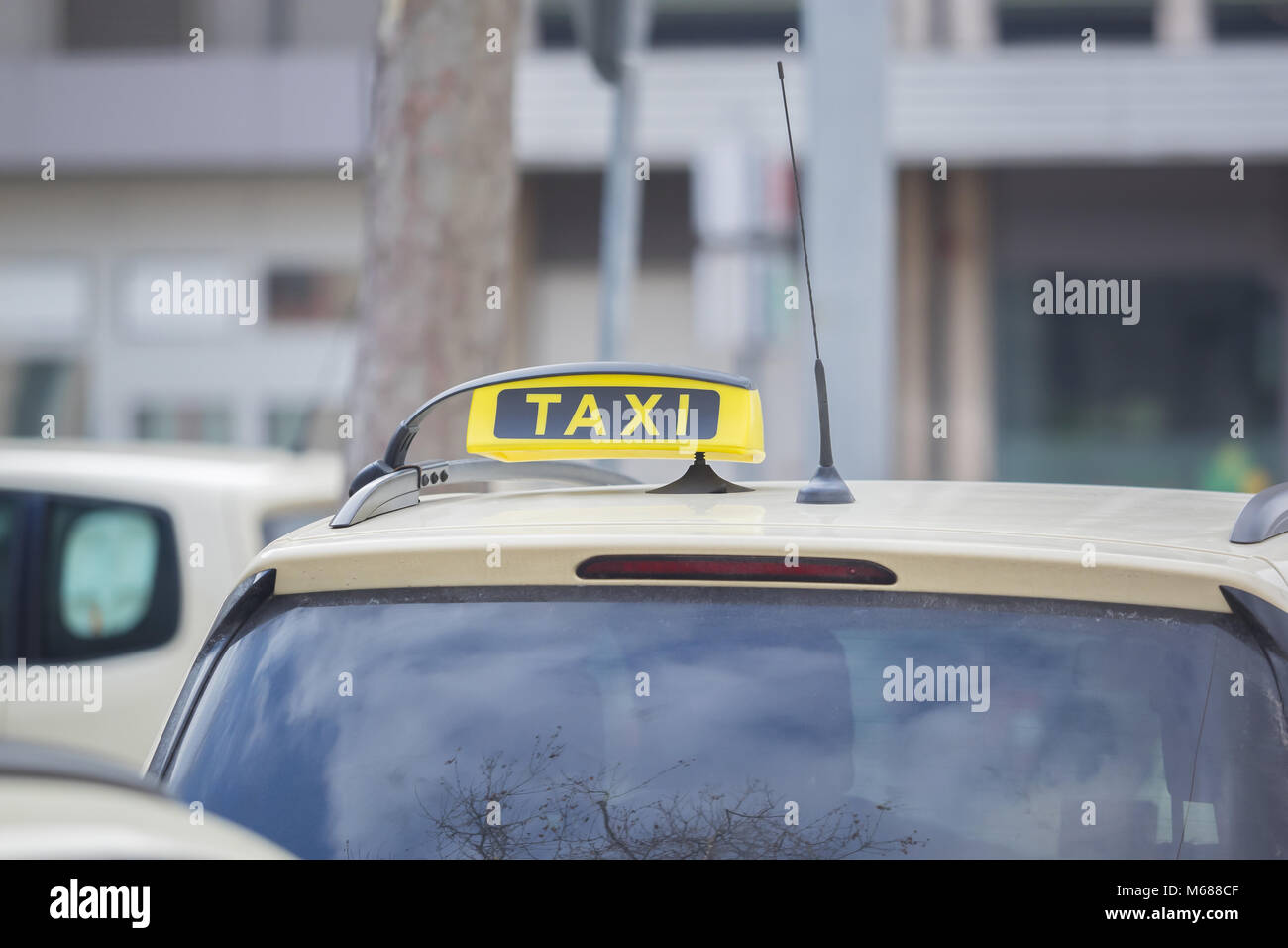 A yellow taxi sign on a taxi in the city Stock Photo - Alamy