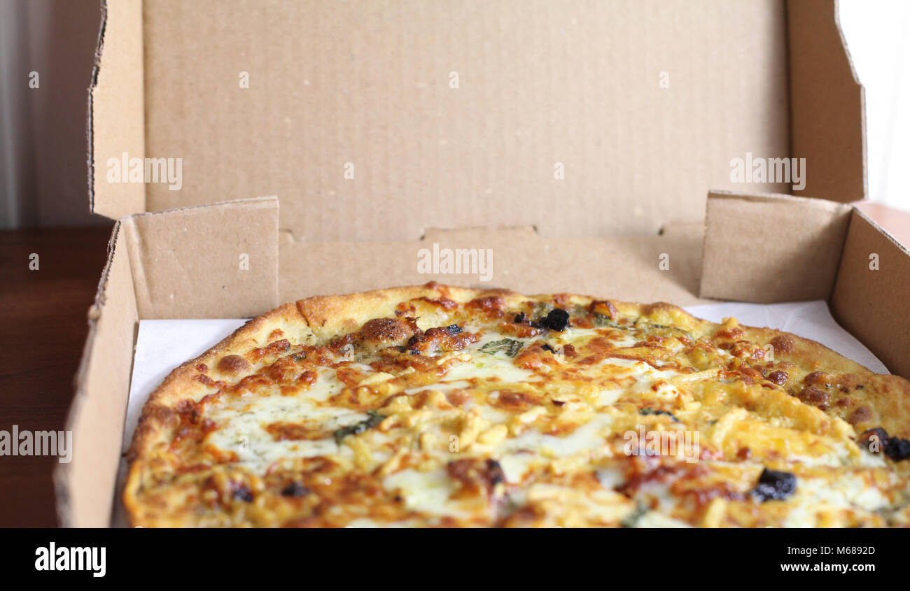 Large, cheese pizza in a take out box Stock Photo - Alamy