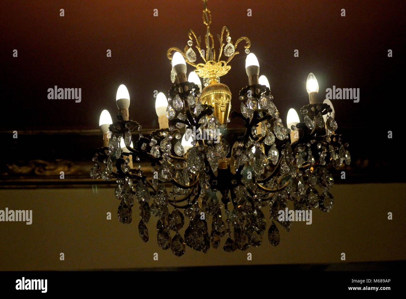 Lighting chandeliers ornate room hi-res stock photography and images ...