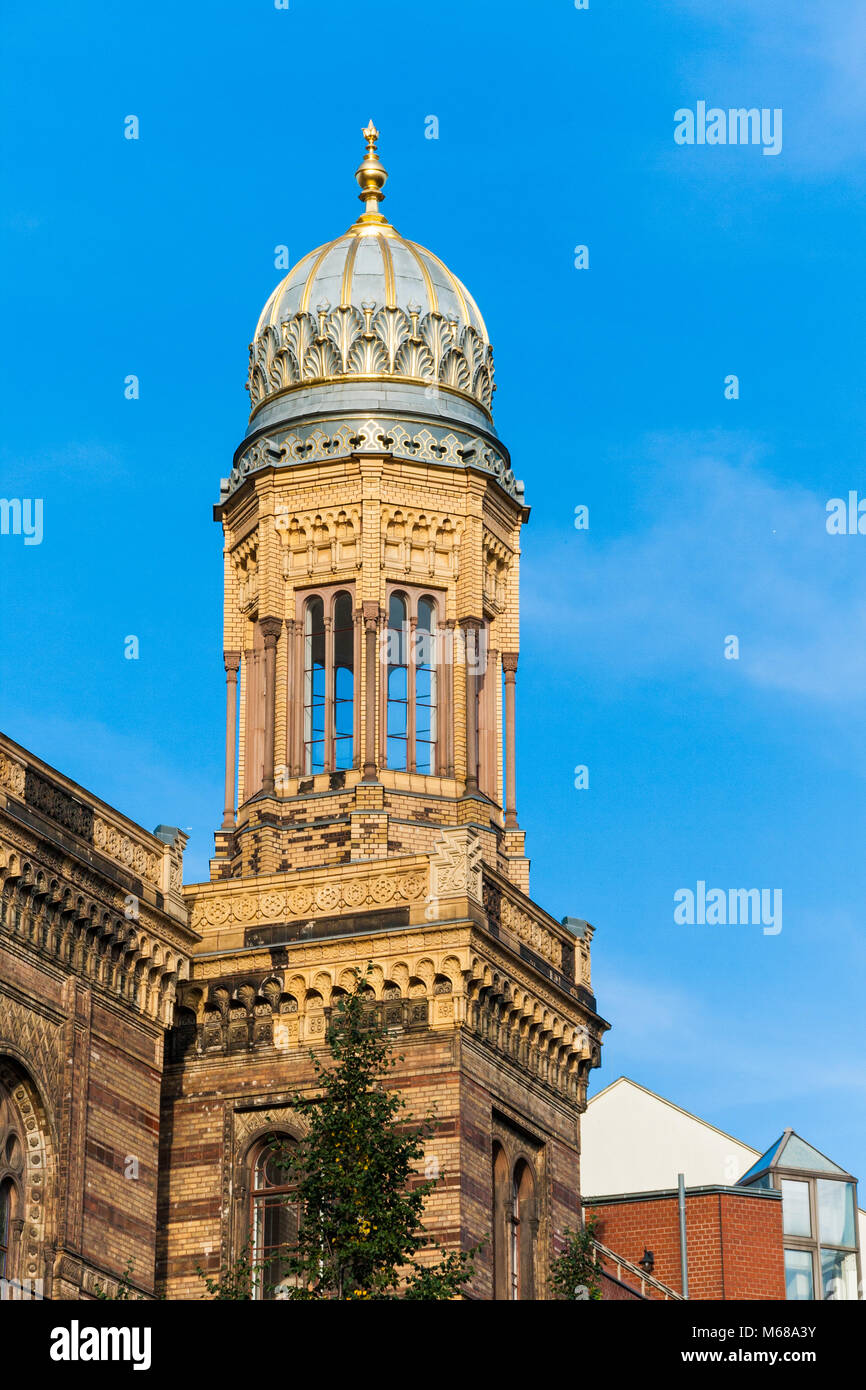 Golden roof new synagogue berlin hi-res stock photography and images ...