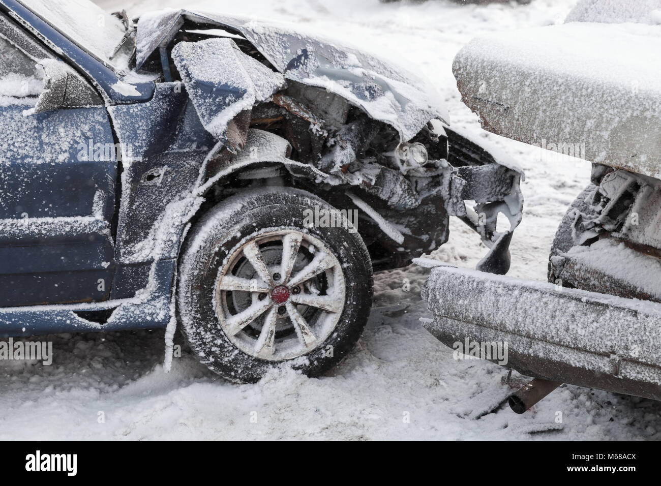 Car crash in snow hi-res stock photography and images - Alamy