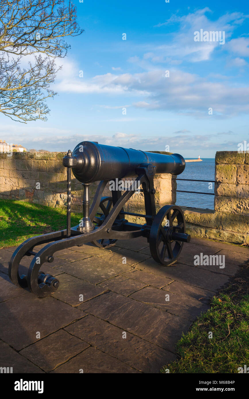 Parapet walls hi-res stock photography and images - Alamy
