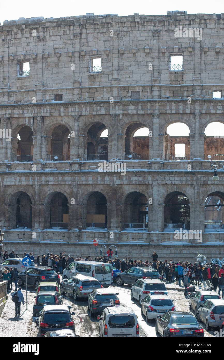 People in front colosseum rome hi-res stock photography and images - Alamy