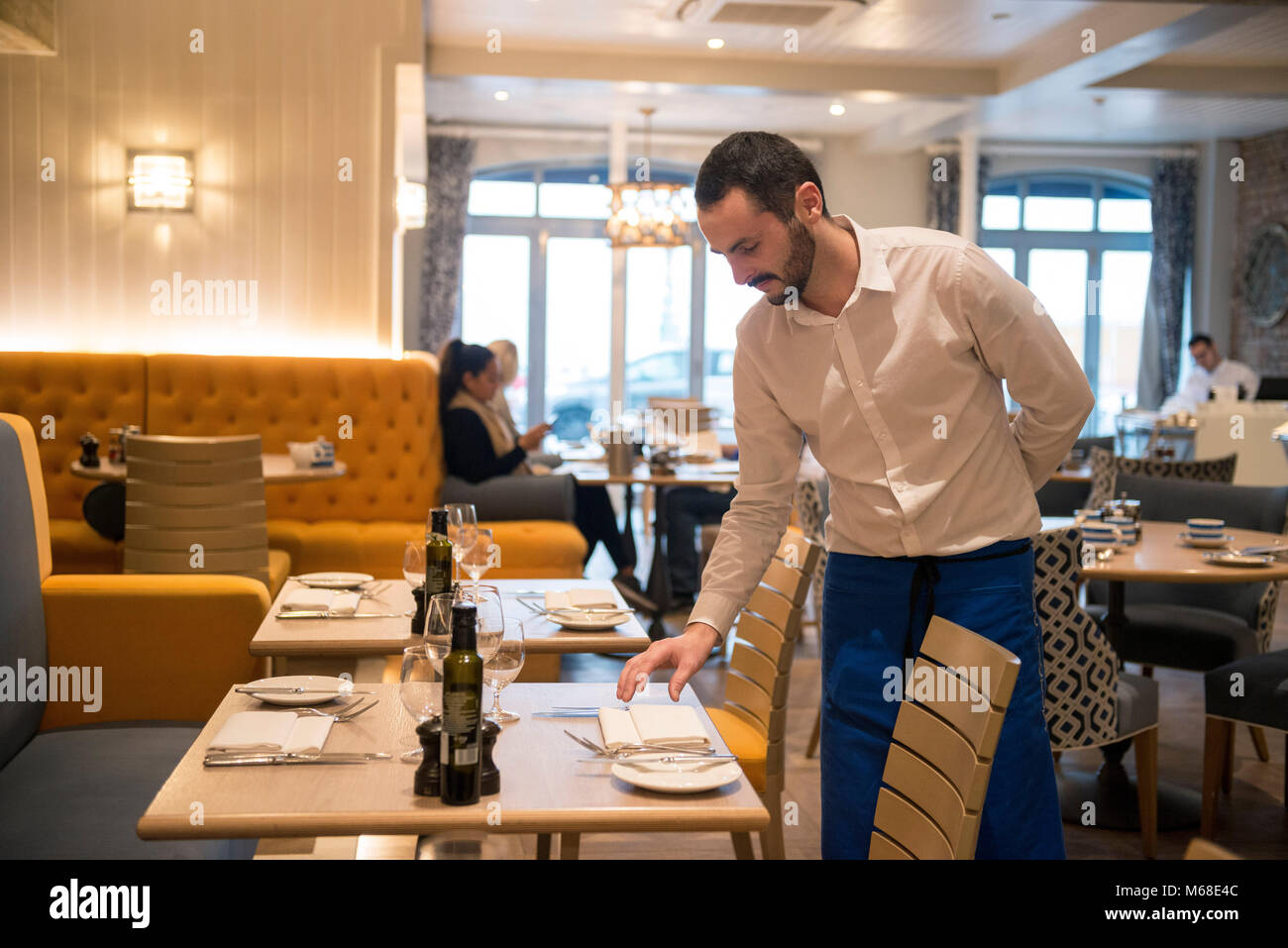 Waiting staff hi-res stock photography and images - Alamy