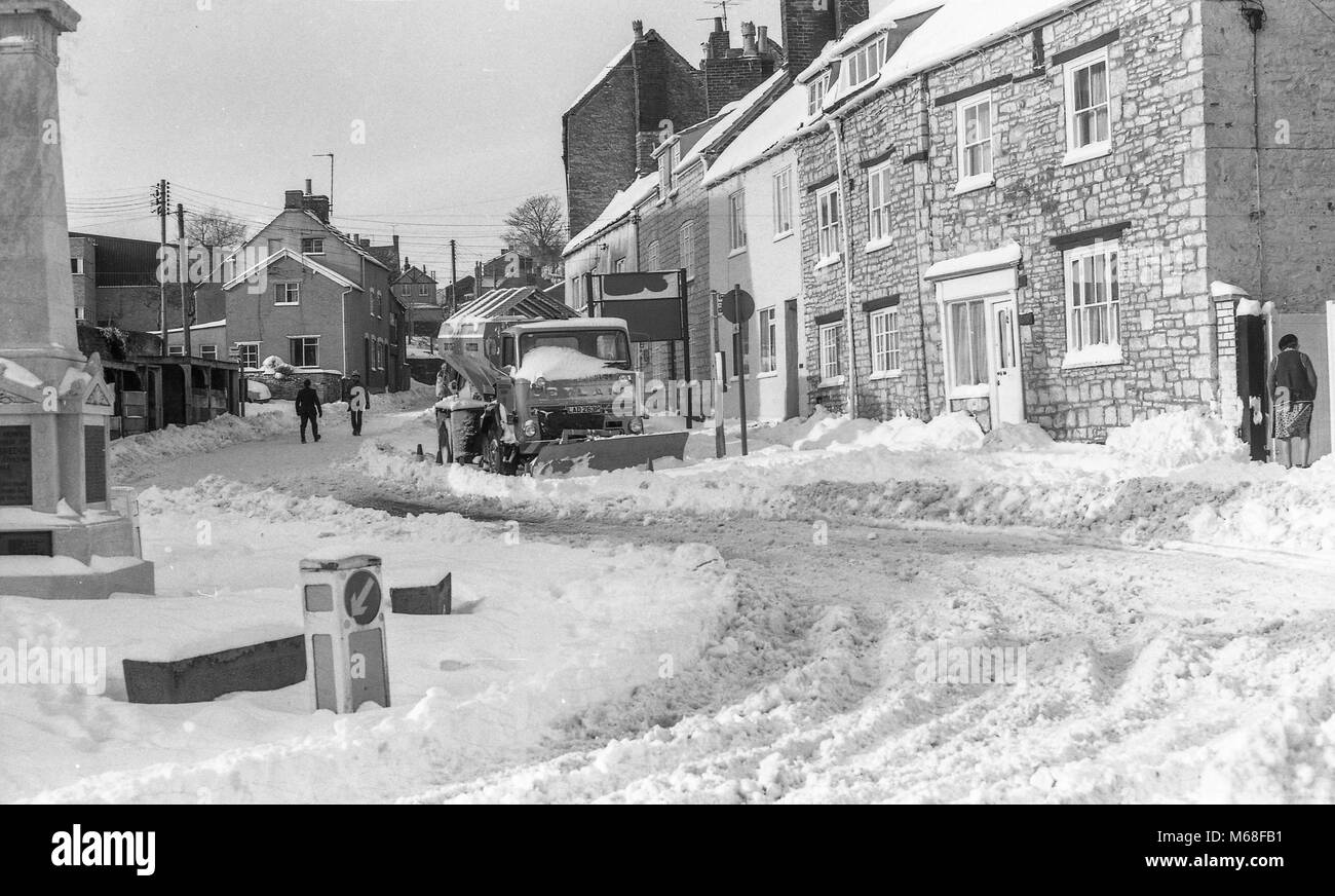 Heavy snow in Market Street, Wotton-under-Edge in 1982 Stock Photo - Alamy