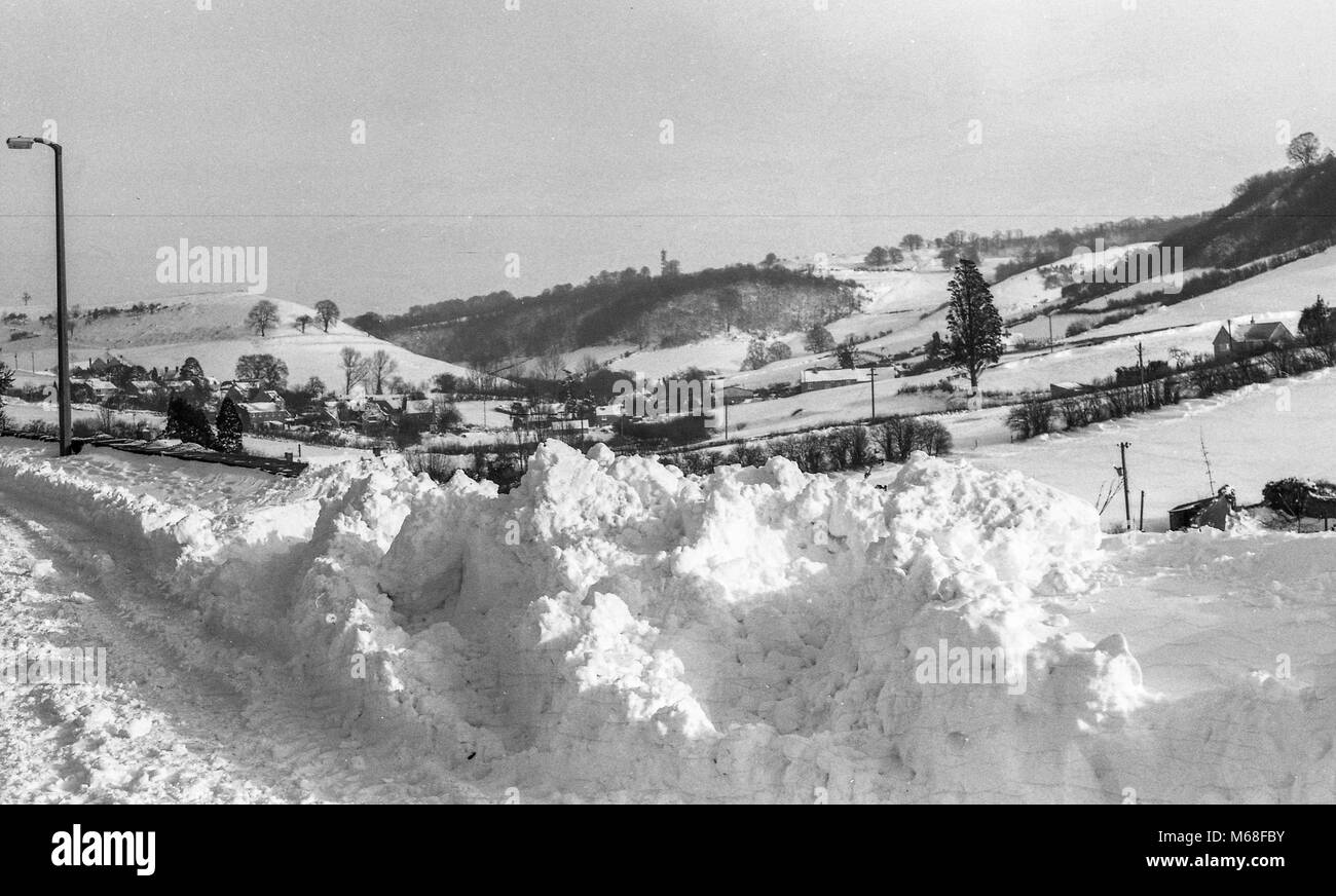 Heavy snow in Market Street, Wotton-under-Edge in 1982 Stock Photo - Alamy