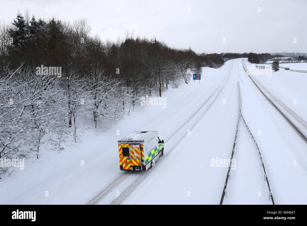 Ambulance in the snow uk hi-res stock photography and images - Alamy