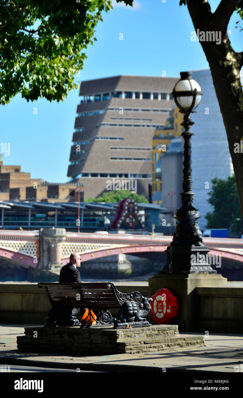 Modern pyramid hi-res stock photography and images - Alamy