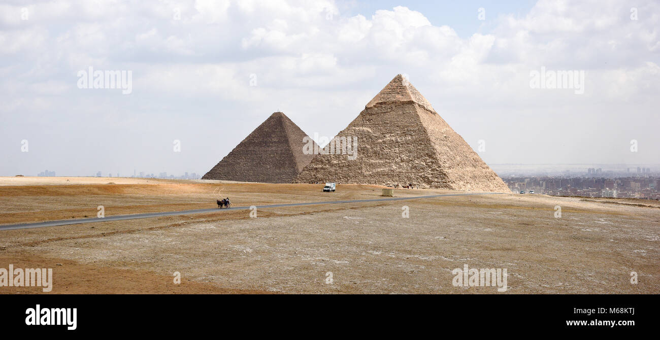 A view of the Pyramids of Giza looking towards Cairo Stock Photo - Alamy