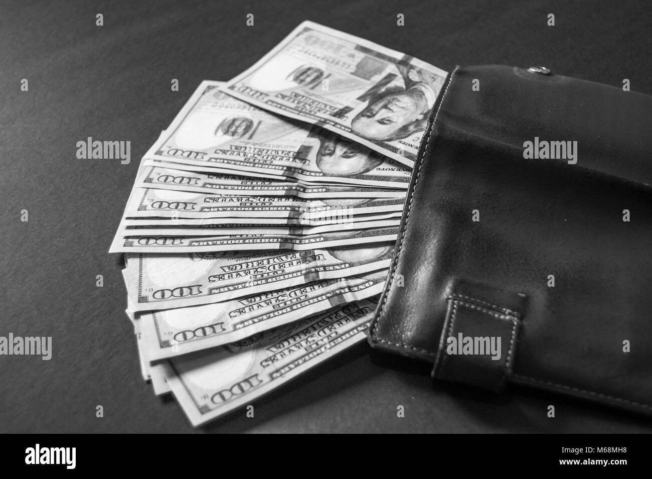 100 dollars closeup Black and White Stock Photos & Images - Alamy