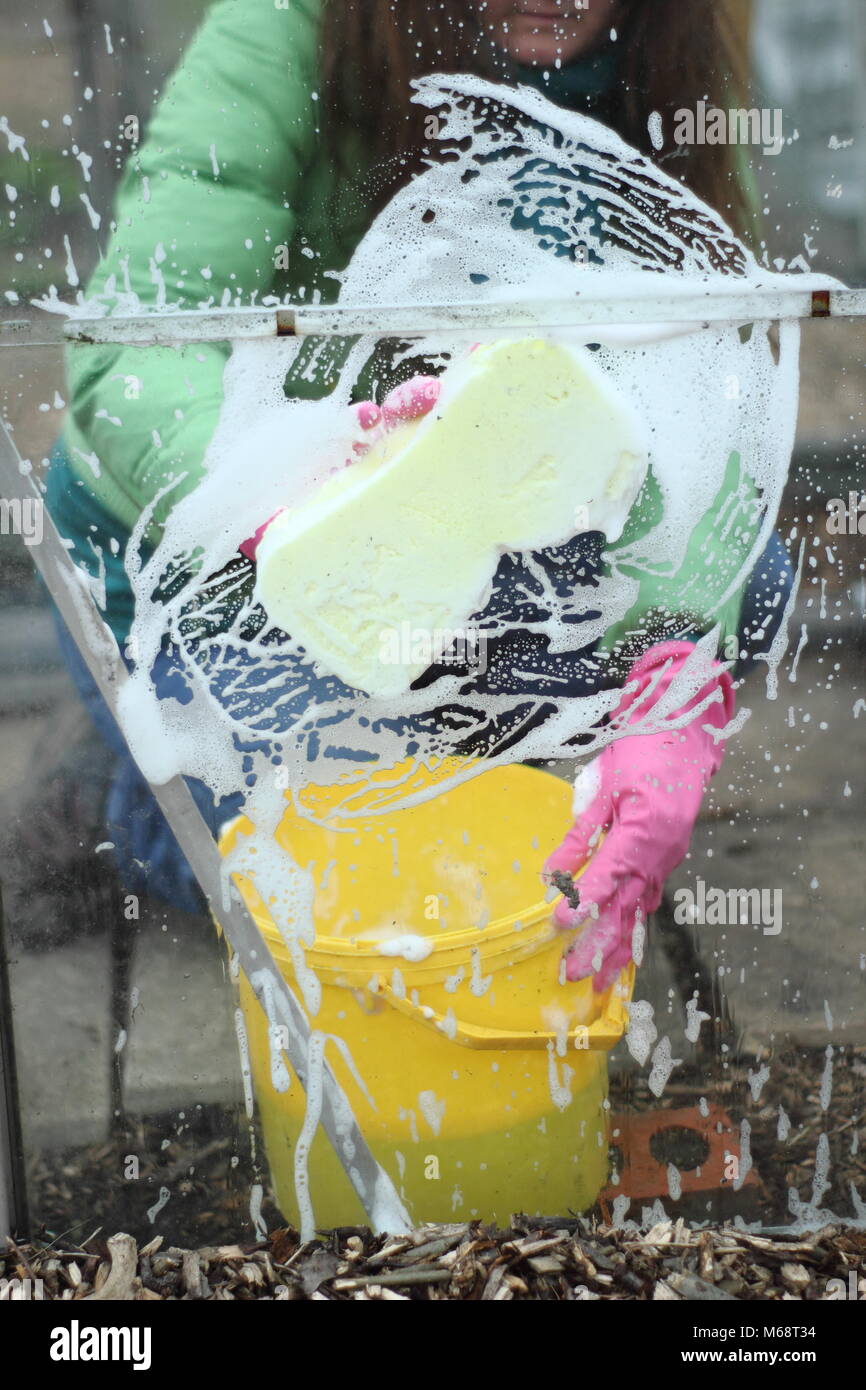 Washing greenhouse woman hi-res stock photography and images - Alamy