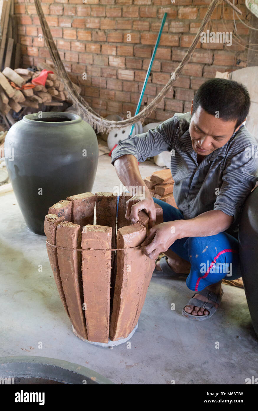 Clay pot maker hi-res stock photography and images - Alamy