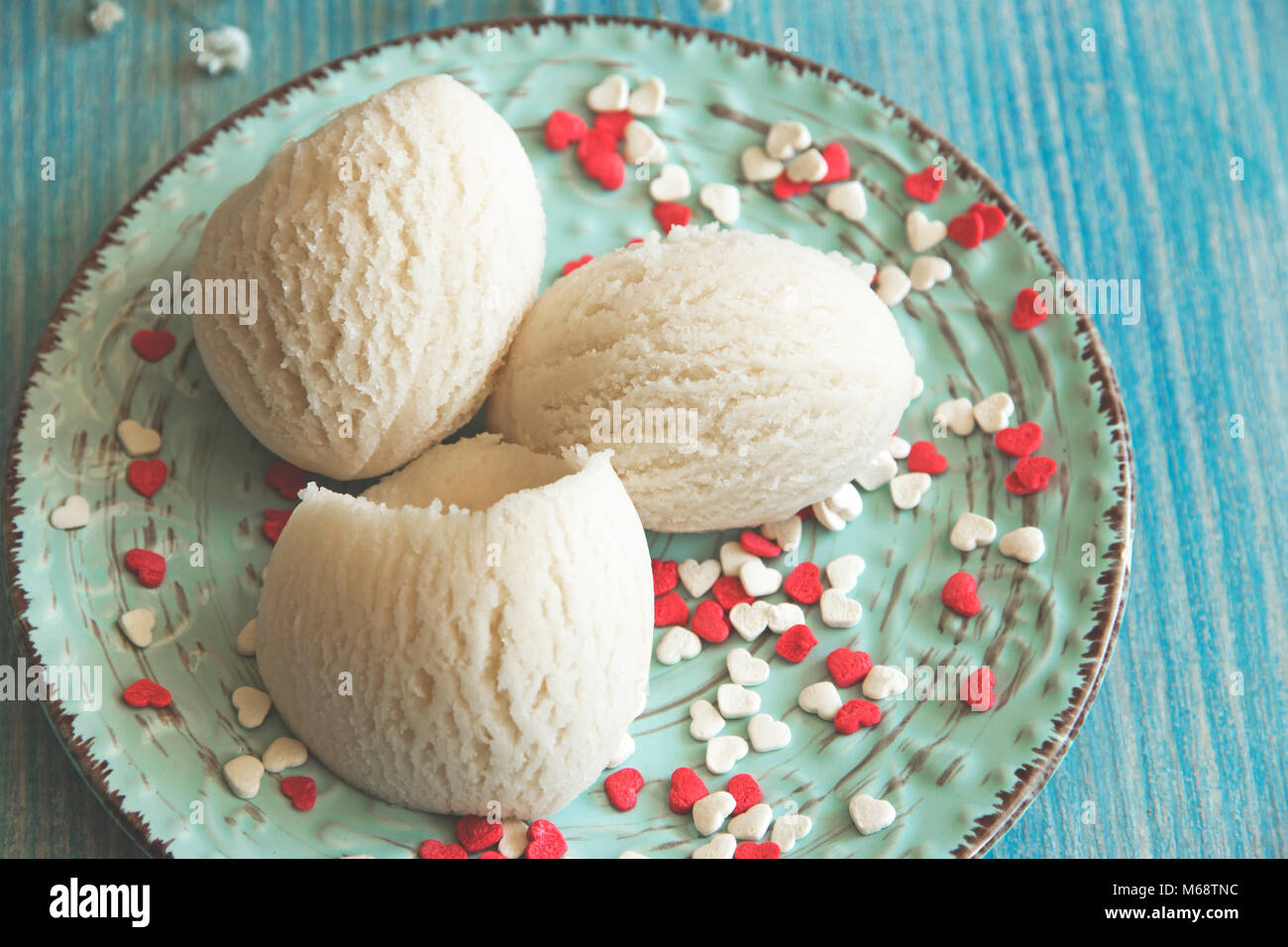 White ice cream on hi-res stock photography and images - Alamy