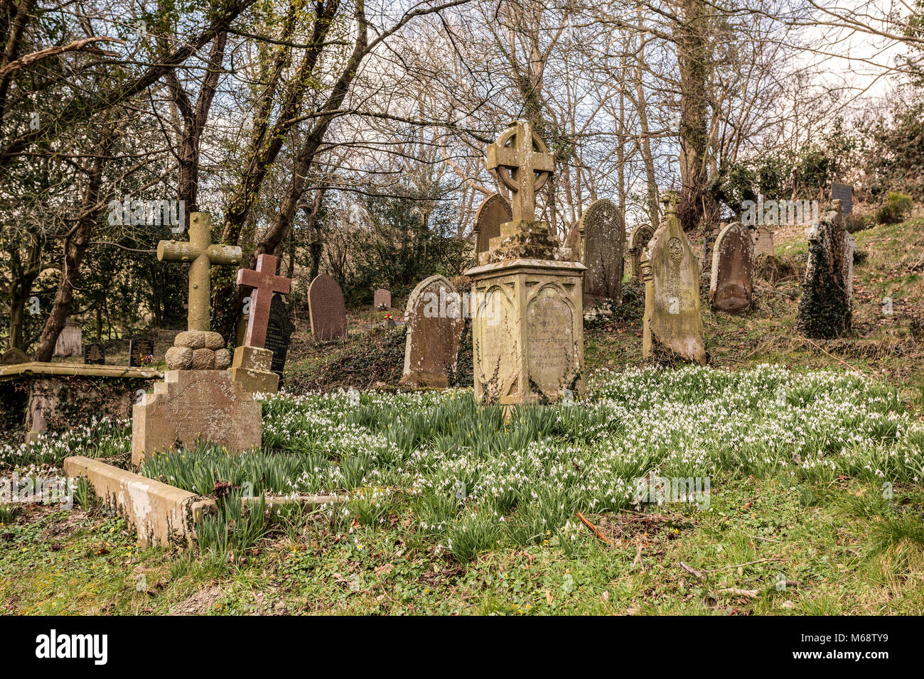 Very old graves hi-res stock photography and images - Alamy