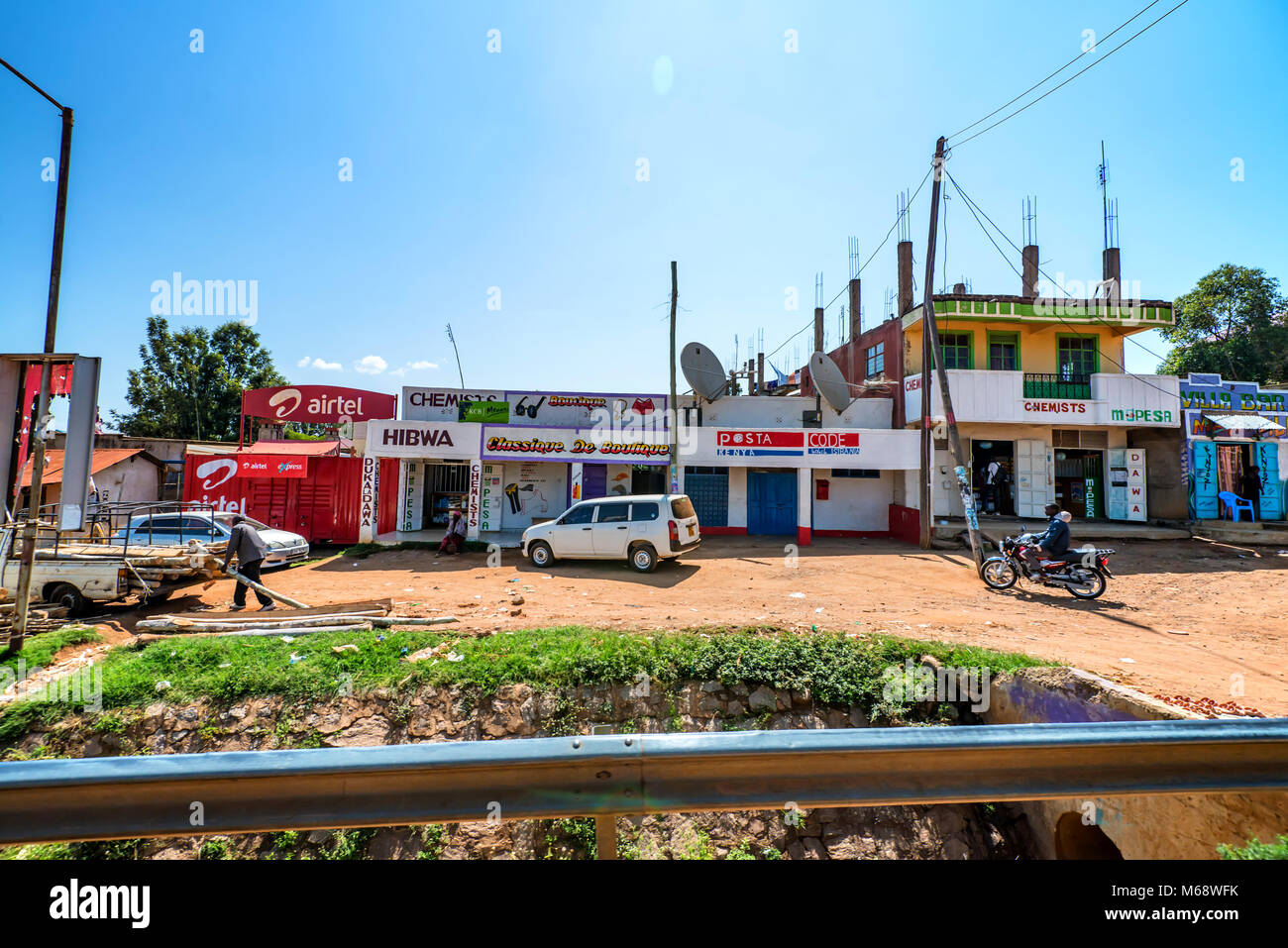 ISEBANIA, KENYA -JANUARY 3, 2015: View of Isebania street Stock Photo ...