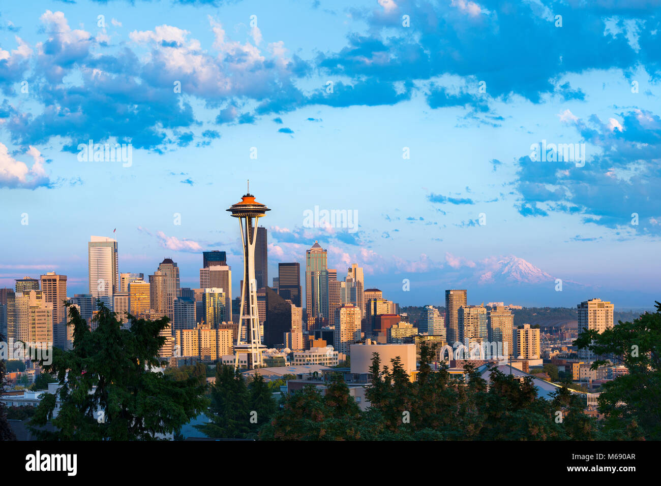 Seattle skyline and mount rainier hi-res stock photography and images ...