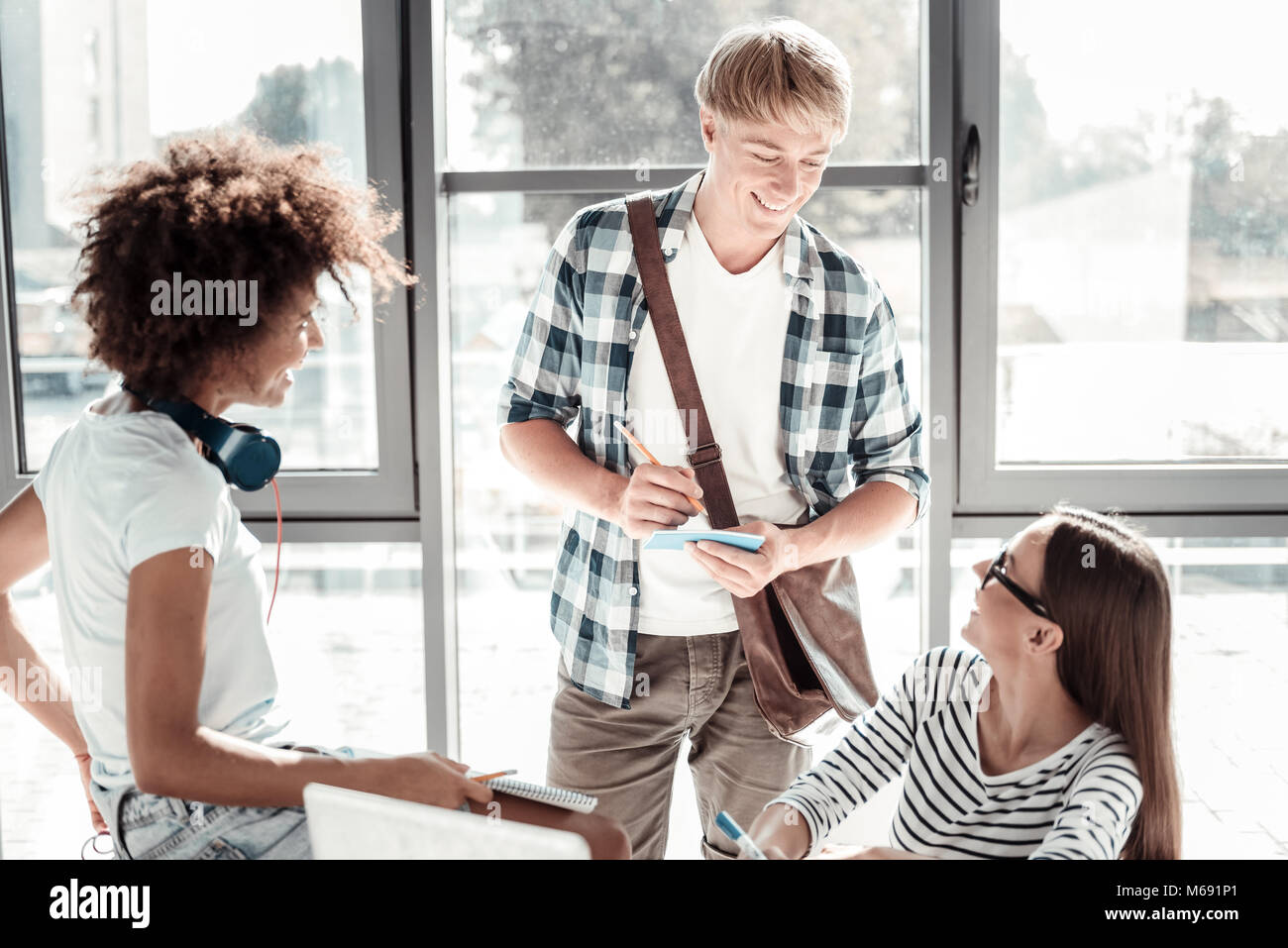 Taking notes culture hi-res stock photography and images - Alamy