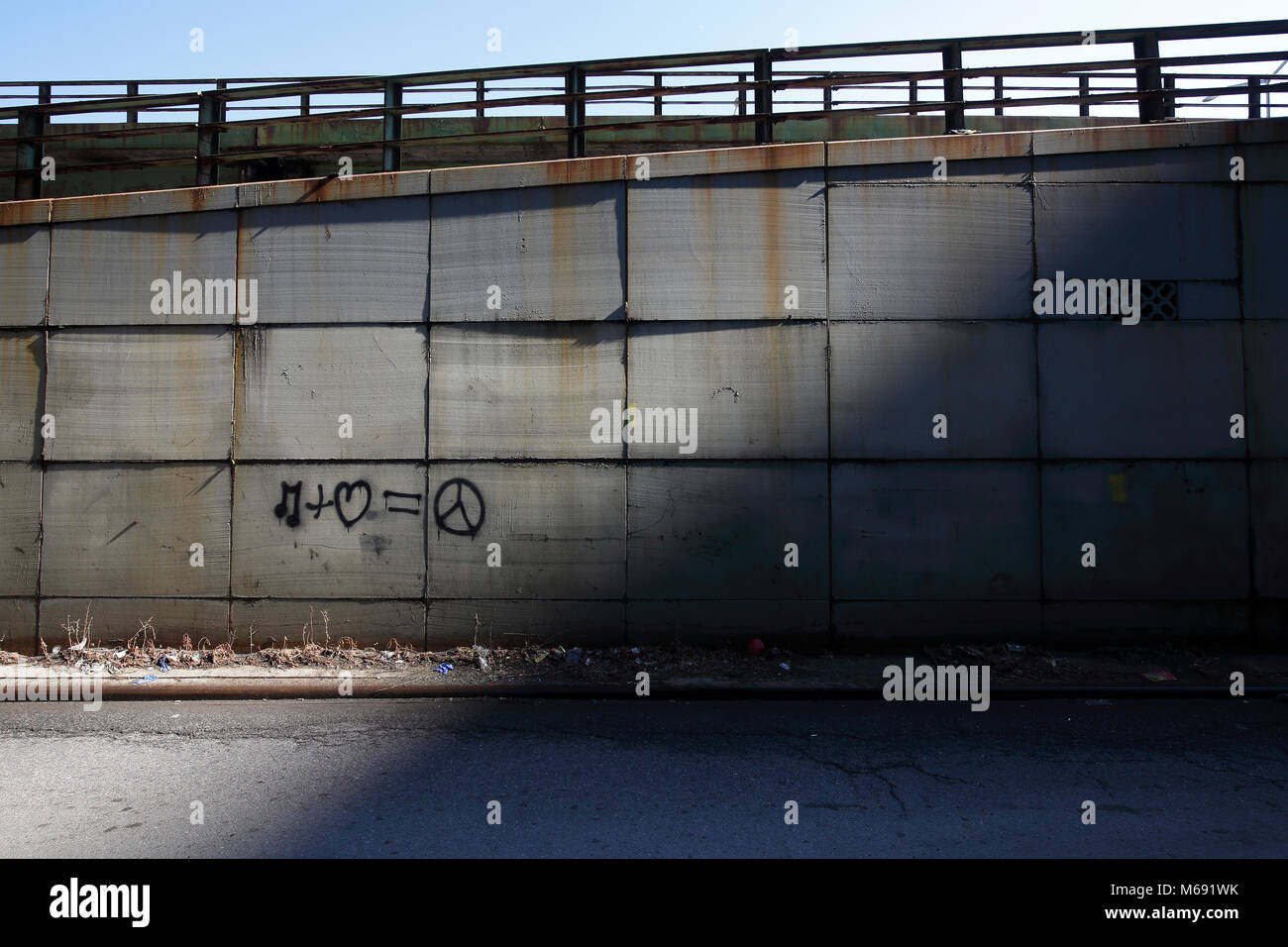 Spray painted peace sign hi-res stock photography and images - Alamy