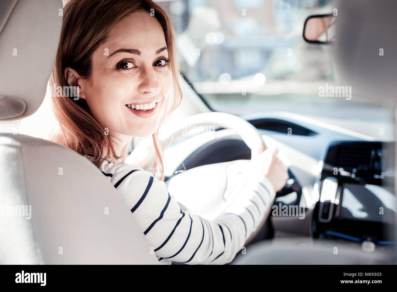 Women turning head hi-res stock photography and images - Alamy