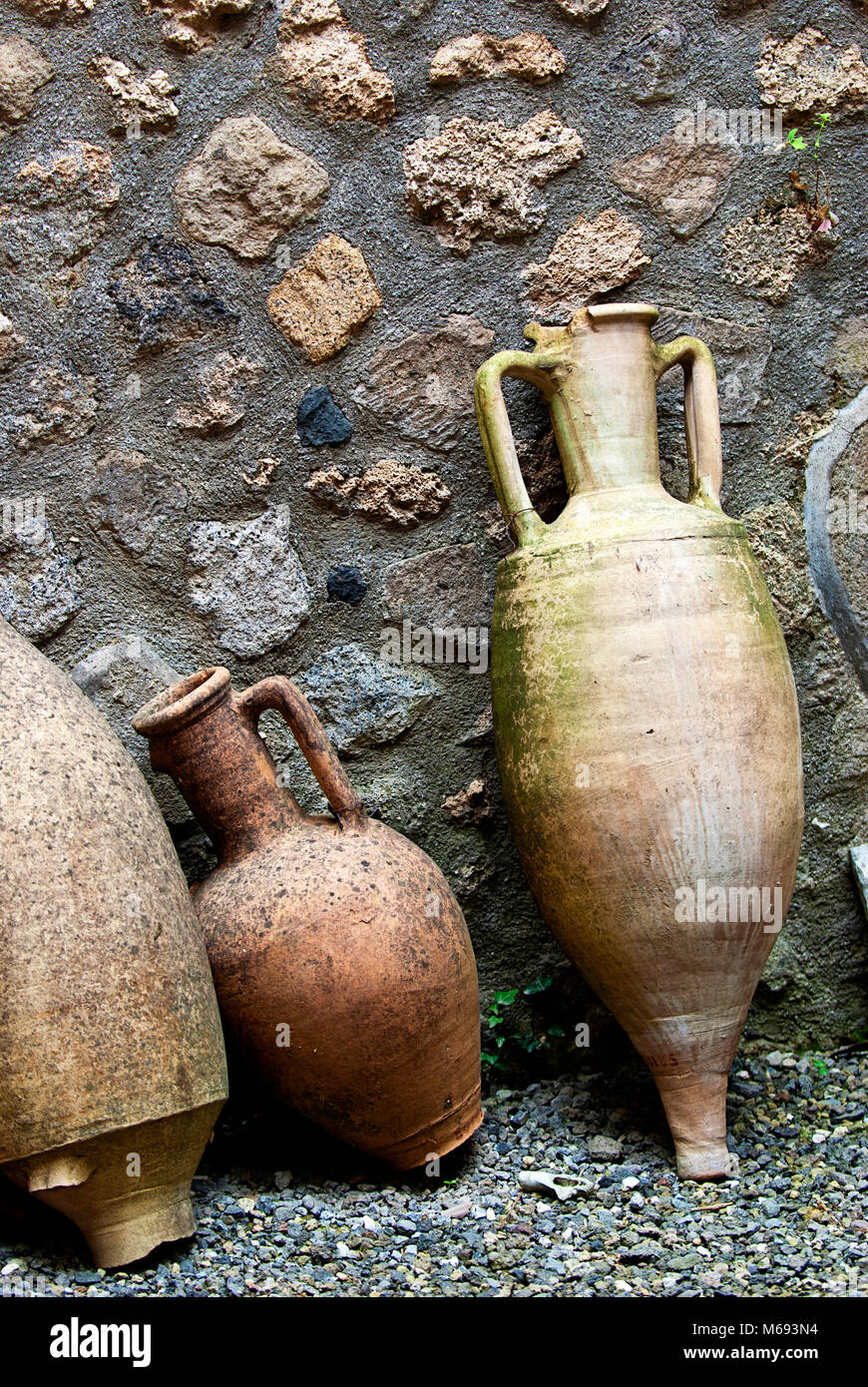 Amphora pompeii hi-res stock photography and images - Alamy