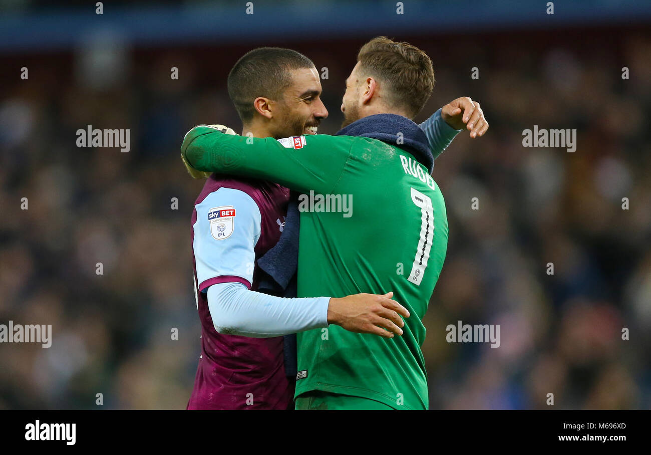 Aston Villa's Lewis Grabban and Preston North End goalkeeper Declan ...