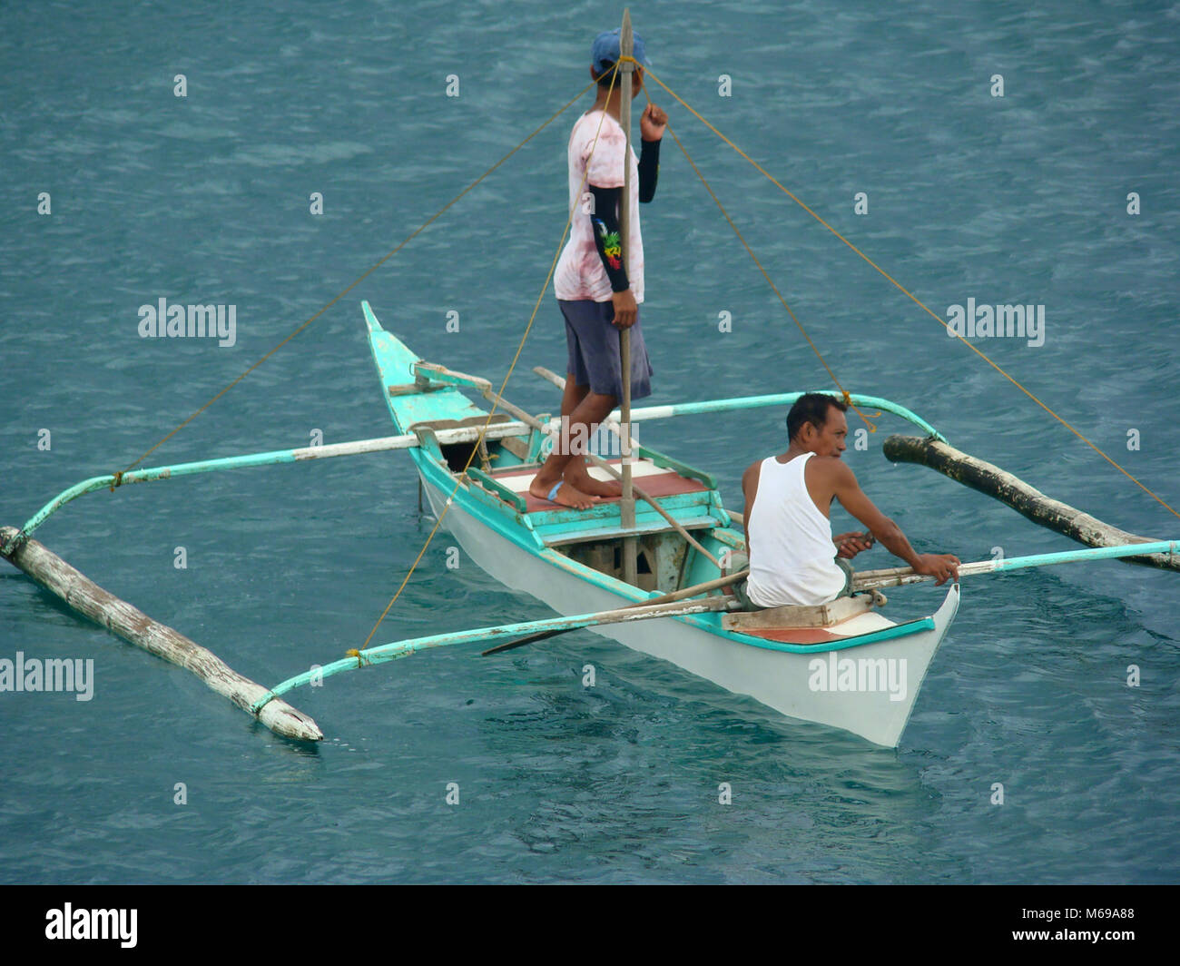Small outrigger traditional filipino fishing hi-res stock photography ...