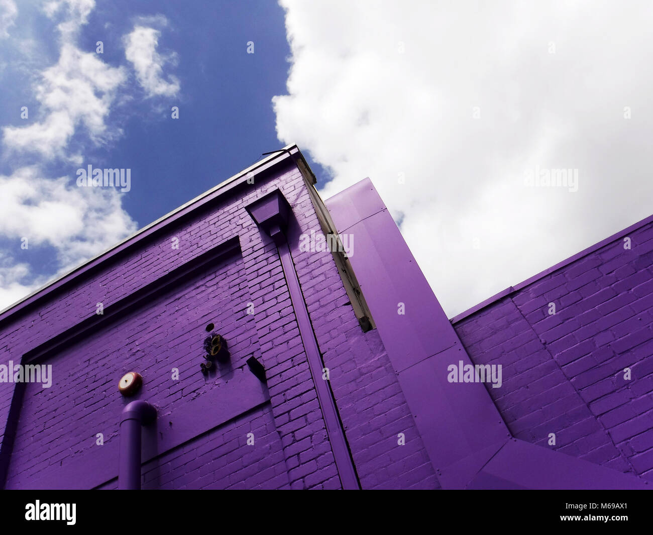 Coloured building hi-res stock photography and images - Alamy