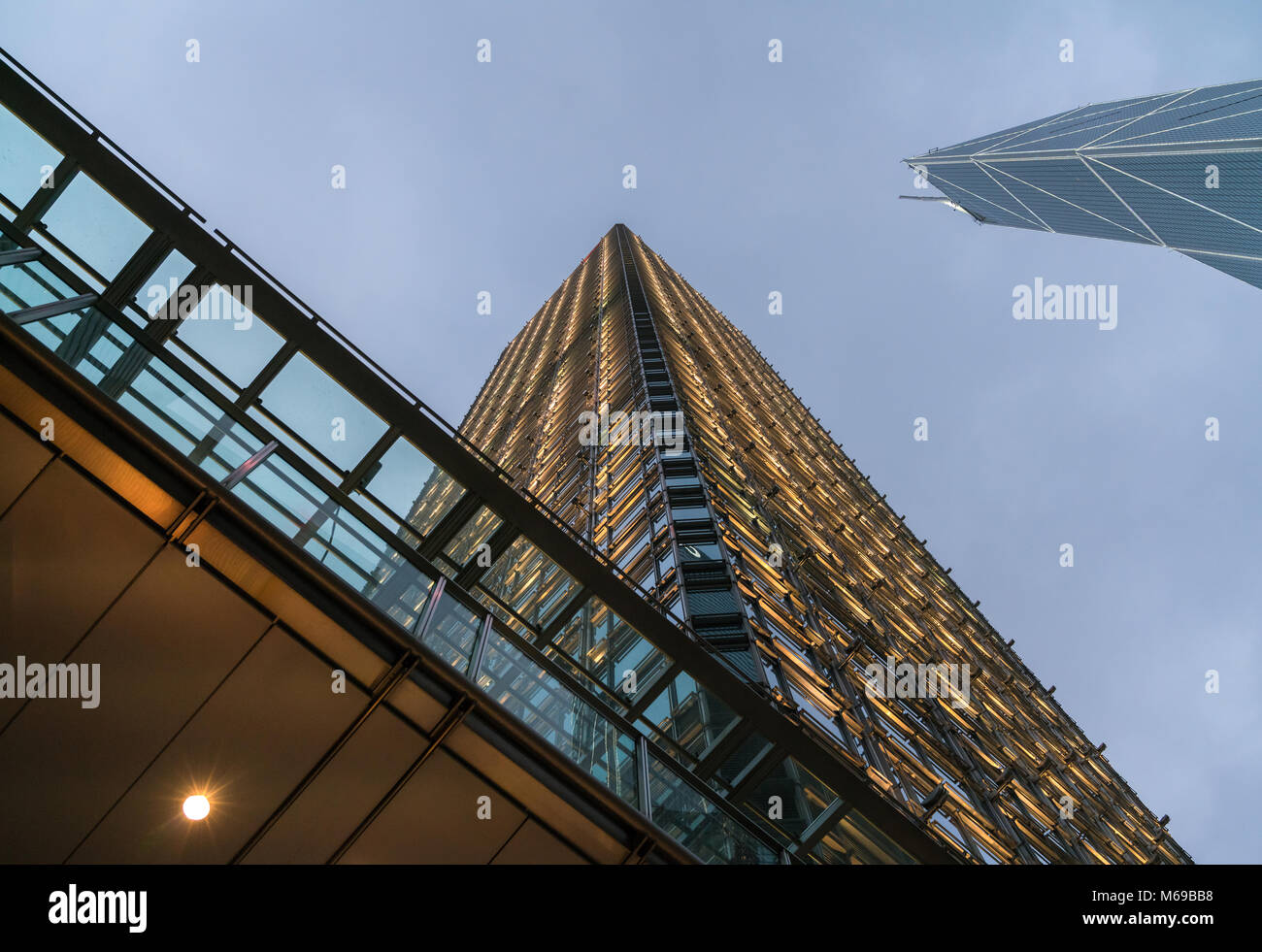 Modern skyscraper architecture hi-res stock photography and images - Alamy