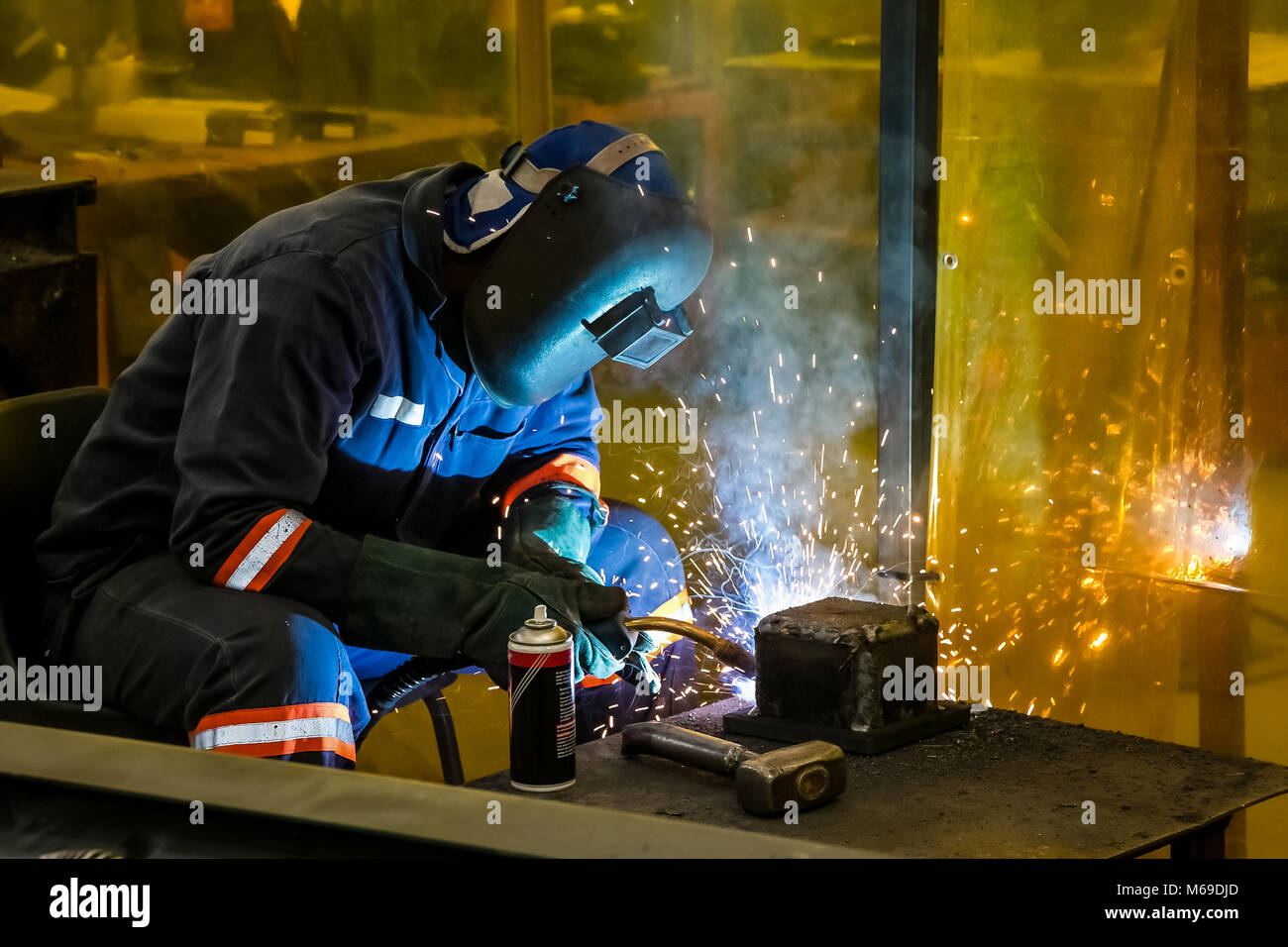 Tradesman working hi-res stock photography and images - Alamy