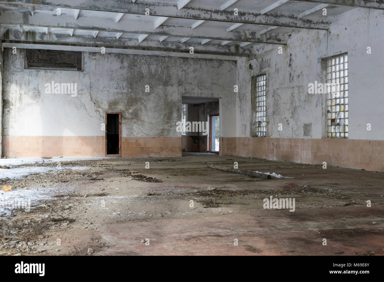 Abandoned building interior hi-res stock photography and images - Alamy