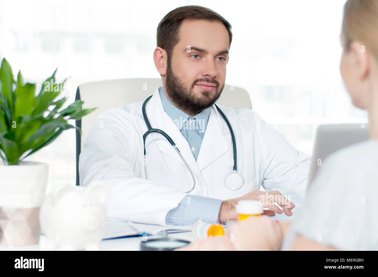 Doctor patient sitting discussing something hi-res stock photography ...