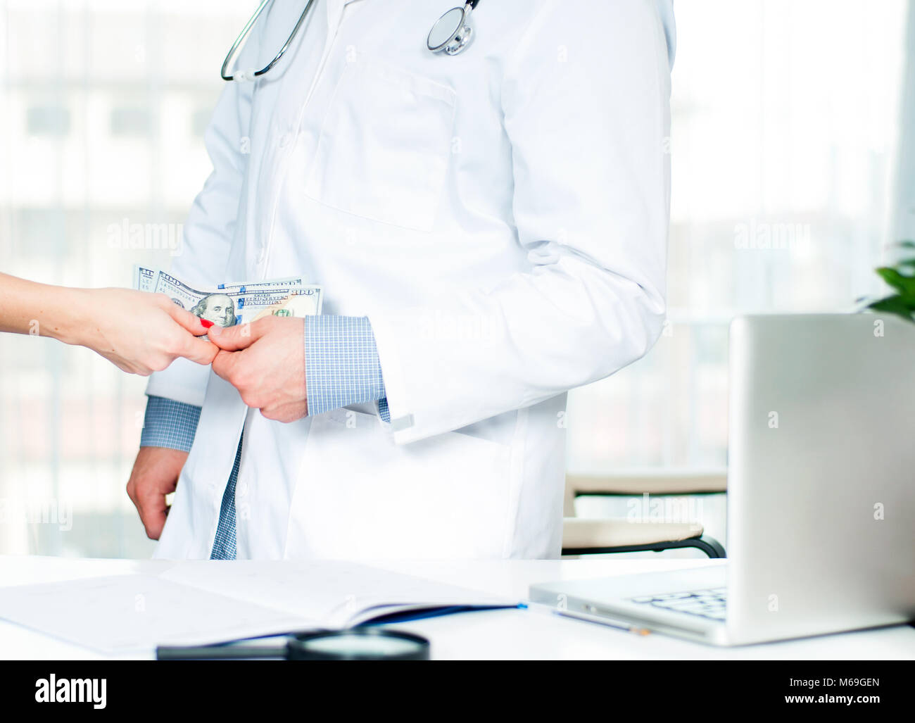 Doctor giving patient note hi-res stock photography and images - Alamy