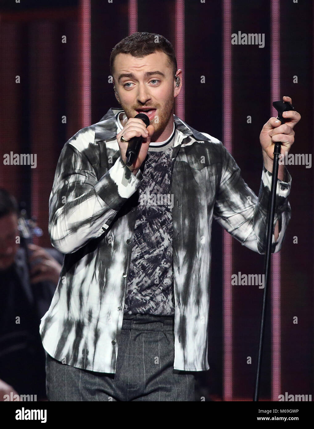 Sam smith on stage hi-res stock photography and images - Alamy